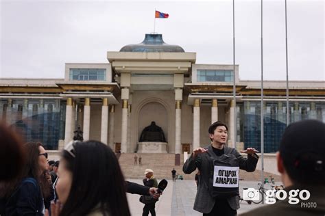 Ерөнхий сайд Л Оюун Эрдэнийг огцруулах жагсаал төв талбайд үргэлжилж байна