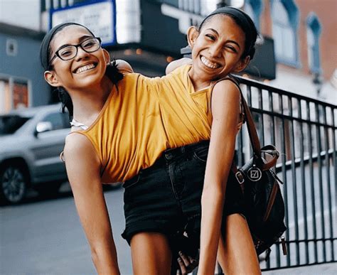 Hai chị em song sinh dính liền thân thể suốt năm Chị gái đang hẹn hò với bạn trai còn em