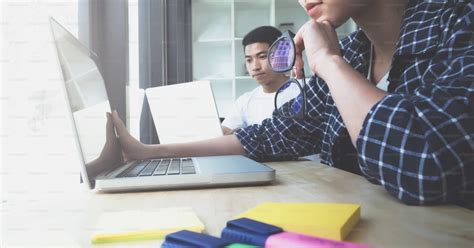 그래픽 디자인 팀 회의 프로젝트 또는 함께 일하는 어린 십대 학생 또는 스타트업 비즈니스 사람들 회의 및 브레인스토밍 프로젝트 나무 테이블에 노트북 아이디어 발표 계획