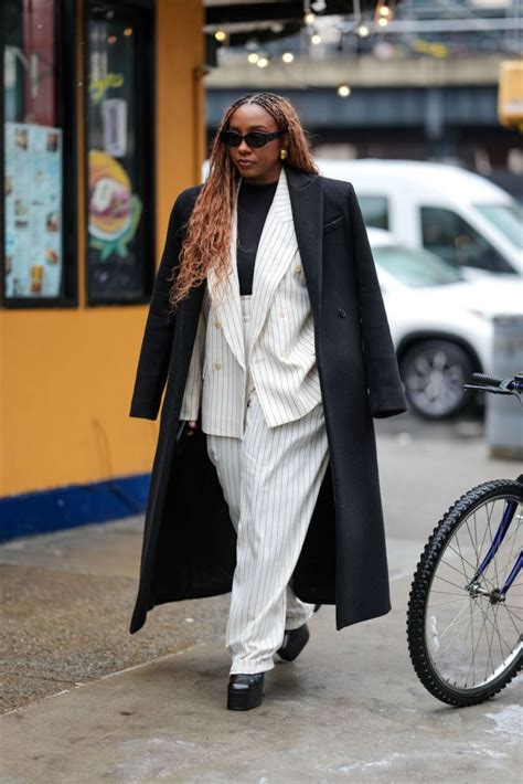 How To Style An Oversized Blazer According To An Editor