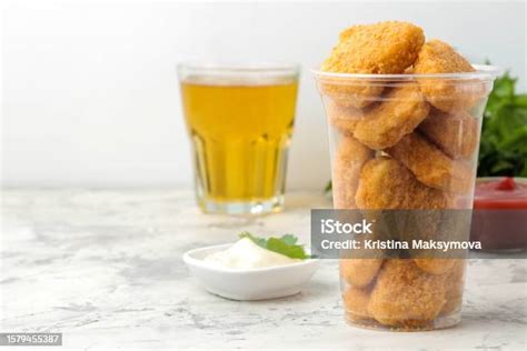 빨간 소스를 곁들인 치킨 너겟 가벼운 콘크리트 테이블 위의 일회용 유리에 담긴 케첩 패스트 푸드 0명에 대한 스톡 사진 및 기타 이미지 Istock