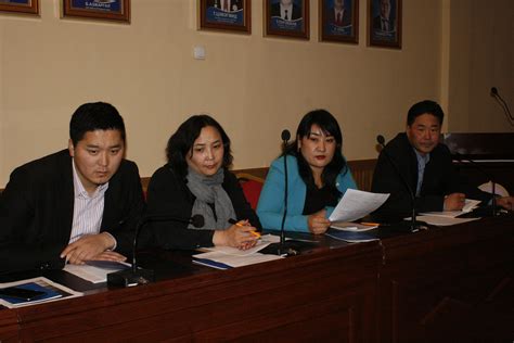 Ажлын хэсэг зөвлөлдөж байна