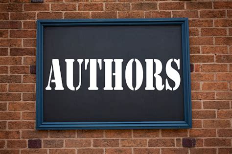 개념적 손 발표 저자를 표시 하는 텍스트 캡션 영감을 쓰기 Word 메시지 텍스트 인쇄 술 프레임 오래 된 벽돌 배경 복사 공간에 대 한 비즈니스 개념 개념에 대한 스톡