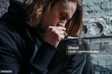 스니핑 신용 카드에서 코카인 중독된 남자의 클로 우즈 업 초상화 코로 흡입하기에 대한 스톡 사진 및 기타 이미지 코로 흡입하기 코카인 계단 Istock