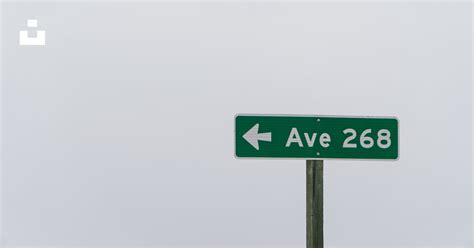 오른쪽을 가리키는 화살표가 있는 녹색 도로 표지판 사진 Unsplash의 무료 길 이미지