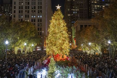 Chicagos Christmas Tree Lights Up Millennium Park Chicago Sun Times