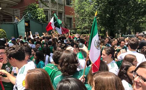 Mexican Fans Switch From The Angel Of Independence To The South Korean