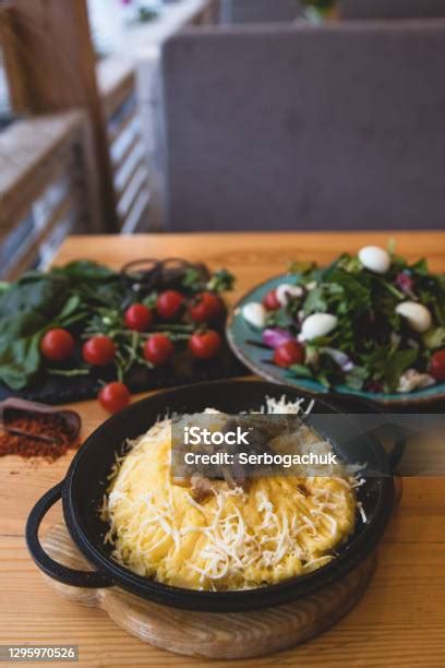 지방과 양 치즈를 곁들인 전통 우크라이나 옥수수 곡물 요리인 바노시 소박한 스타일 선택적 초점 그릇에 대한 스톡 사진 및 기타 이미지 Istock