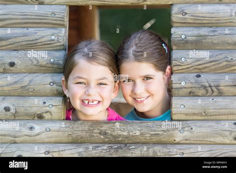 Deux Soeurs Jouant Banque De Photographies Et Dimages Haute R Solution Alamy