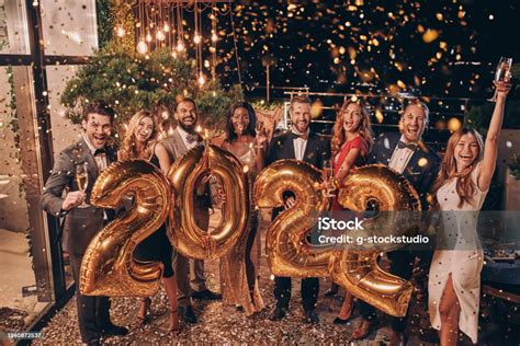 금색 숫자를 들고 미소 정장 옷을 입고 아름다운 사람들의 그룹 단체에 대한 스톡 사진 및 기타 이미지 단체 미소 숫자 Istock