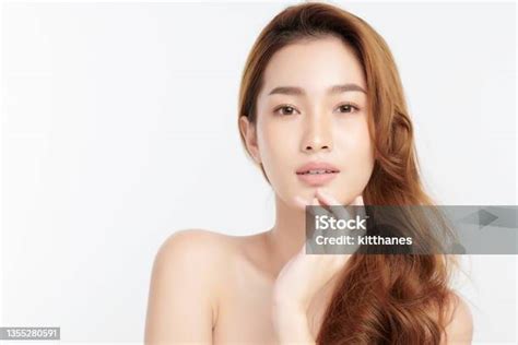 흰색 배경에 깨끗한 신선한 피부를 가진 아름다운 젊은 아시아 여성 얼굴 관리 얼굴 치료 화장품 아름다움과 스파 아시아 여성 초상화 건강관리와 의술에 대한 스톡 사진 및 기타