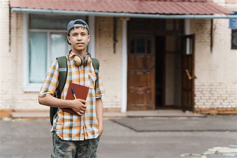 학교 교육 및 학교 개념으로 돌아가는 길에 십대 소년 초상화 걷기에 대한 스톡 사진 및 기타 이미지 걷기 고등학교 이하 교육 Istock