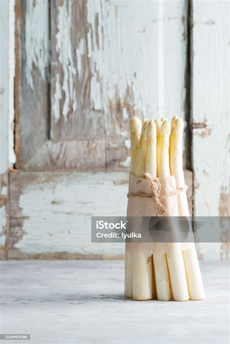 갓 고른 수직 서 원시 유기 보라색 아스파라거스 는 오래된 나무 배경에 대한 번들 하얀 아스파라거스에 대한 스톡 사진 및 기타 이미지 하얀 아스파라거스 다발 다이어트