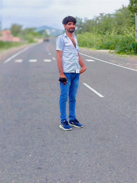 तुम कहाँ लगा पाओगे अंदाजा मेरी तबाही का तुमने देखा ही कहाँ है मुझको शाम के बाद। क्या शख्स था