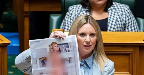 딥페이크 알리려고…의회서 알몸 사진 공개한 女정치인