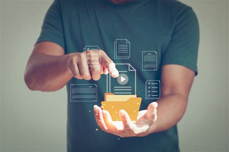 문서 전송 개념 파일 공유 데이터 전송 백업 폴더에서 문서 업로드 빈 문서가 날아다니는 파일 폴더를 보여주는 사람 손 파일에 대한 스톡 사진 및 기타 이미지 Istock