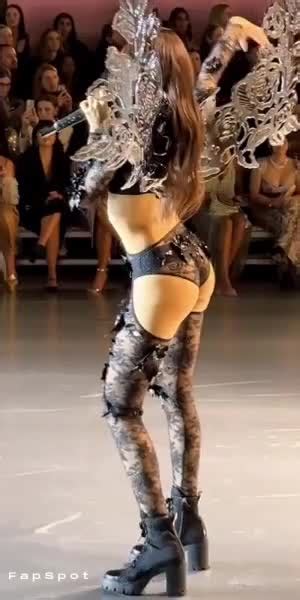 점점 더 노출이 심해지는 블랙핑크 리사 엉덩이 방송 연예 꾸르