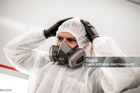 전체 흰색 작업복에 자동차 화가 장갑 및 작업을 준비 하는 동안 그의 머리에 후드를 넣어 호흡 마스크 가스 압축기에 대한 스톡 사진 및 기타 이미지 Istock