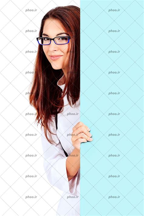 عکس با کیفیت خانم ایستاده در کنار یک تابلوی آبی خالی در پس زمینه سفید