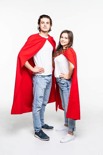 마스크와 망토허리에 손을 서 흰색 배경에 고립 된 카메라를보고 슈퍼 커플 남자에 대한 스톡 사진 및 기타 이미지 남자 남자