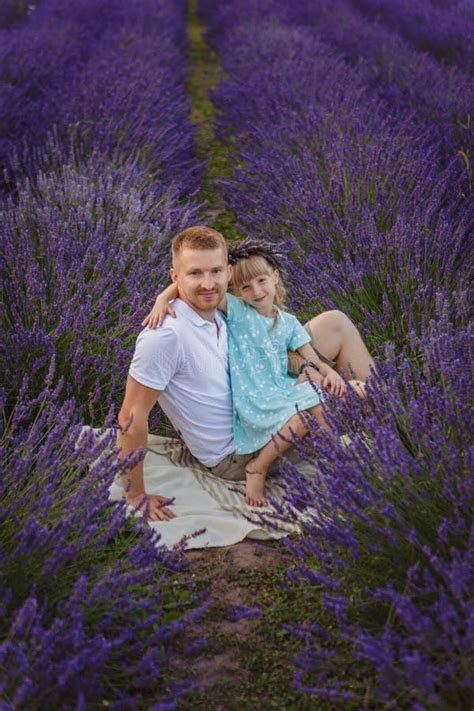 Padre E Hija En Un Picnic En Un Campo De Lavanda Foto De Archivo Imagen De Azul Lindo