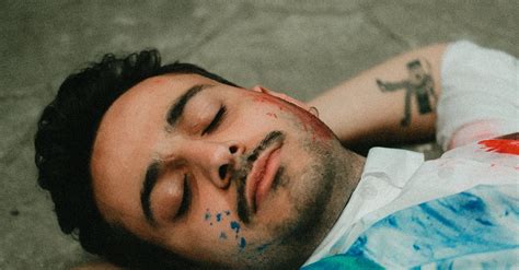 간 개인 스타일 거리 사진 거리 예술 고요한 남성 남자 다채로운 도시의 독창성 묵상 문신 문화적 바디 아트 블루 빨간 사람 셔츠 소매