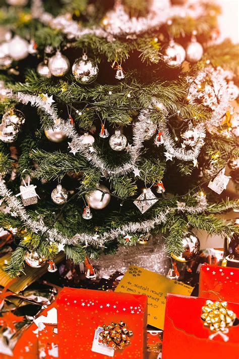 святкування Різдво новорічні кулі різдвяні прикраси Різдвяна ялинка впритул колір ялиця