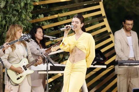Lorde Concert Outfits