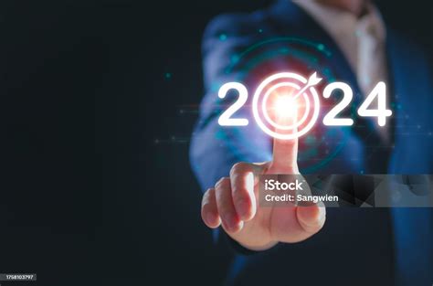 2024년 사업 성장 목표 목표를 가리키는 사업가 Ai 기술 분석 디지털 온라인 마케팅을 사용하여 수익 이익을 늘리기 위한 전략