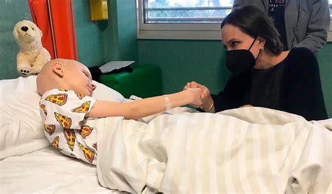 ანჯელინა ჯოლი რომის საავადმყოფოში უკრაინელ ბავშვებს ესტუმრა