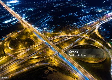 방콕 고속도로 상단 보기 고속도로 고속도로 및 밤에 고속도로를 통해 상단 보기 도시에 공중 보기 인터체인지 무인 항공기에서 촬영 고속도로는 태국에서 중요 한 인프라입니다 0
