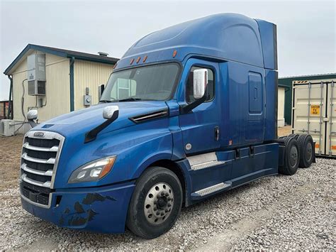2019 Freightliner Cascadia 126 Sleeper Semi Truck 72 Raised Roof