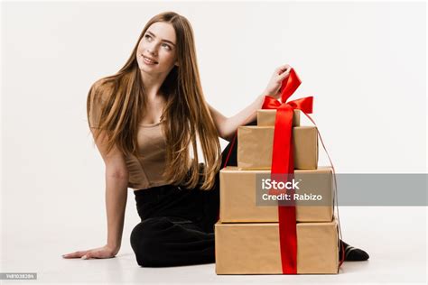 하얀 바탕에 선물이 있는 선물 상자를 가진 쾌활한 소녀 행복한 젊은 여자가 웃고 생일이나 다른 휴일에 받은 선물과 선물을 들고