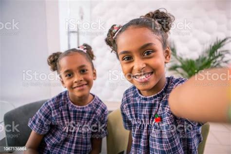 웃는 여자 카페테리아에서 시간을 보내는 동안 함께 사진 만들기 개인 장식품에 대한 스톡 사진 및 기타 이미지 개인 장식품 경외감 곱슬 머리 Istock