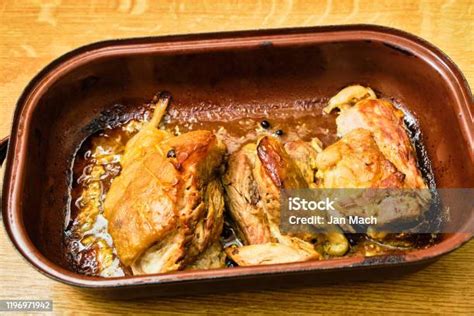 나무 테이블에 구운 팬에 맛있는 구운 돼지 고기 너클 고기 겨자에 대한 스톡 사진 및 기타 이미지 겨자 꿀 0명 Istock