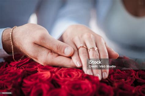 남자는 빨간 장미의 꽃다발 위에 결혼 반지와 소녀의 손을 잡고 개념에 대한 스톡 사진 및 기타 이미지 개념 결혼식 금 금속 Istock