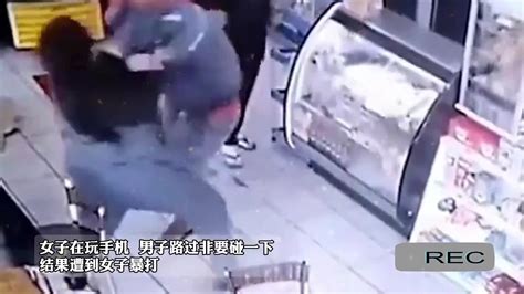 女子在玩手机 男子路过非要碰一下 结果遭到女子暴打