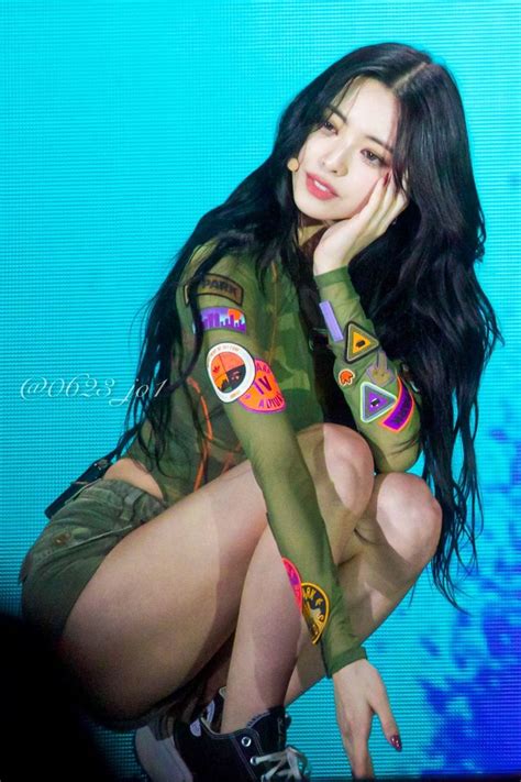 ปักพินในบอร์ด Itzy Iz Different