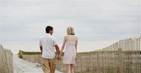 한 남자와 한 여자가 손을 잡고 길을 걷고 있다 사진 Unsplash의 사람 이미지