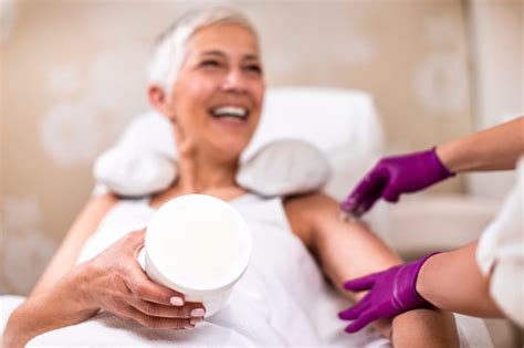 화장품 센터에서 전문 기술자에 의해 수행 설탕 제모 절차를 가진 노인 여성 2명에 대한 스톡 사진 및 기타 이미지 2명 가꿔주기 건강관리와 의술 Istock