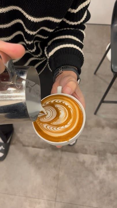 호주로 워홀 가는 바리스타가 라떼아트 연습하는 영상🙃 Youtube