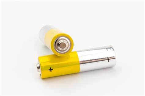 흰색 배경에 회색 노란색 알칼리성 Aa 배터리의 사진 충전식 Nimh 배터리의 재활용 가장 인기있는 어큐뮬레이터 크기입니다