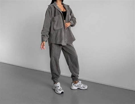 Ідеальний флісовий жіночий костюм у трьох кольорах La 1000 — ціна 1068 грн у каталозі Брючні