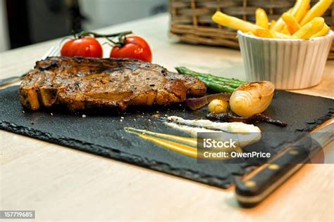 전원주의 Rump 스테이크 및 프렌치 프라이 On 슬레이트 플라테 0명에 대한 스톡 사진 및 기타 이미지 0명 감자 요리