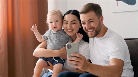 دانلود فوتیج ویدیویی خانواده ای سه نفره و خوشحال در حال سلفی گرفتن