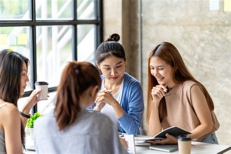 비즈니스 프리젠 테이션 개념 성공적인 아시아 사업가 팀 웃는 팀웍 기업 사무실 동료 사무실에 대한 스톡 사진 및 기타 이미지 사무실 경영자 계획 Istock