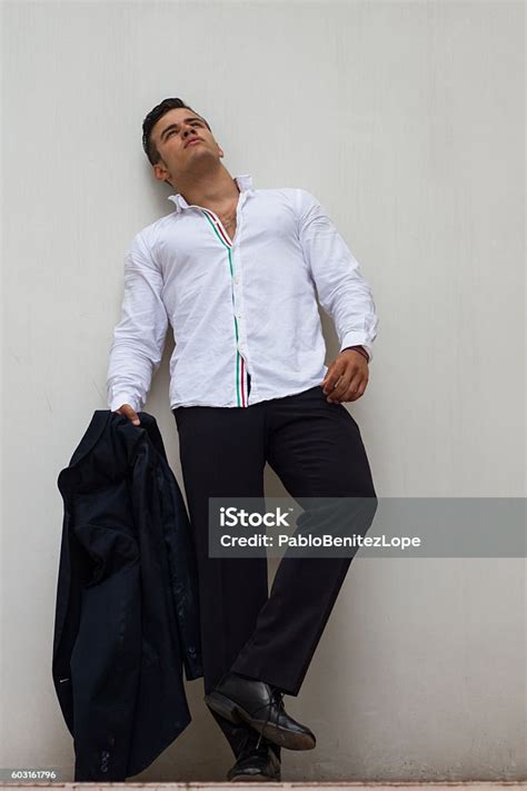 비즈니스 와 패션 테마의 사진에서 포즈를 취하는 사업가 거리에 대한 스톡 사진 및 기타 이미지 거리 공유 개념 괴력사 Istock