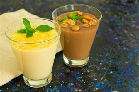 진한 파란색 배경에 레몬 향이 나는 견과류와 바닐라 푸딩을 곁들인 디저트 초콜릿 푸딩 0명에 대한 스톡 사진 및 기타 이미지