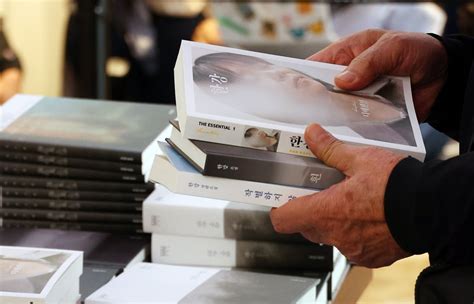 노벨문학상 한강 상금 13억 전액 비과세 한국경제