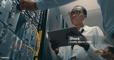 데이터 센터에서 작업하는 동안 디지털 태블릿을 사용하는 남성과 여성의 샷 네트워크 보안에 대한 스톡 사진 및 기타 이미지 네트워크 보안 테크놀로지 보안 Istock